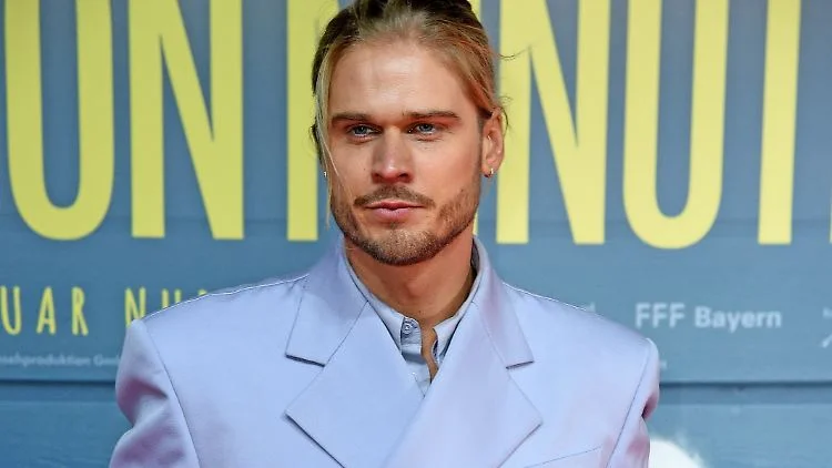 Rúrik Gíslason Freundin: Biografie, Beziehung, Vermögen - Promis Klatsch